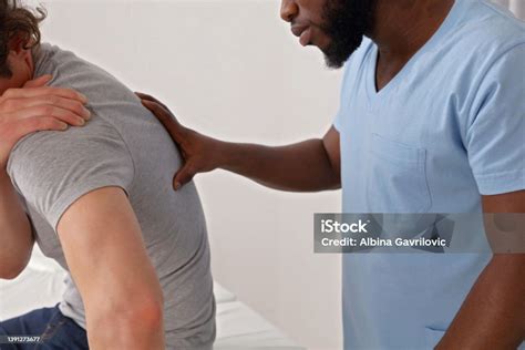 의사와 건강 검진 중 허리 통증으로 고통받는 환자 척추 지압 요법 물리 치료 개념 2명에 대한 스톡 사진 및 기타 이미지 2