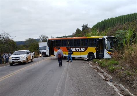Acidente entre carro e ônibus deixa uma pessoa morta na BR 381 próximo