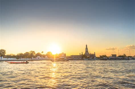 가장 유명한 일몰 방콕의 왓 아룬 사원과 차오프라야 태국이 있는 방콕의 상징적인 랜드마크 0명에 대한 스톡 사진 및 기타 이미지 0명 강 건축 Istock