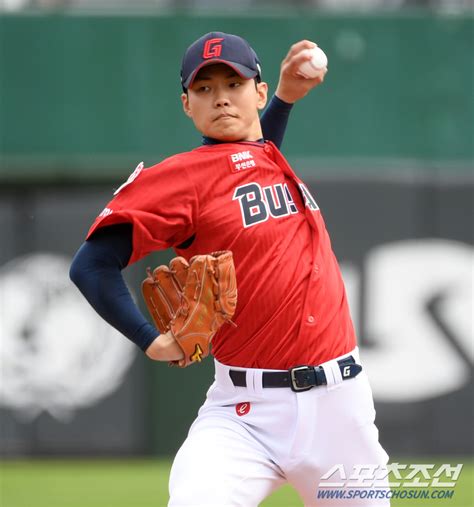 롯데 마운드에 150㎞ 좌완 보강 직구가 워낙 좋다 홍민기 다시 1군 등록 부산inandout