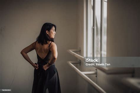 발레 스튜디오에서 댄스 연습 전에 그녀의 드레스를 묶어 준비하는 아시아 중국 젊은 발레 댄서 건강한 생활방식에 대한 스톡 사진