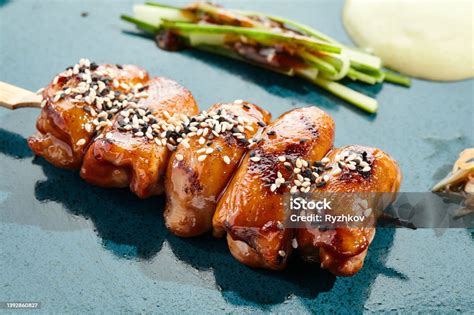 전통 일본 음식 닭 하트와 데리야키 소스를 곁들인 꼬치 야키토리 일본식 대나무 스틱에 치킨 꼬치 아시아 레스토랑용 바베큐 메뉴
