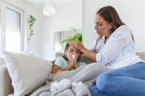 Madre midiendo la temperatura de su hijo enfermo niño enfermo con