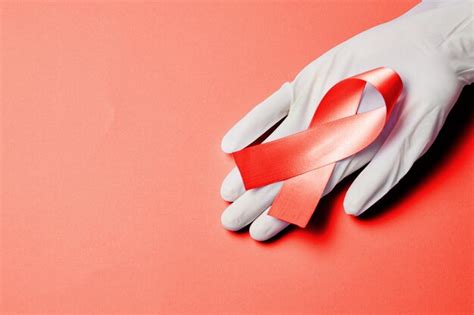 A fita vermelha da aid é um símbolo da luta contra o hiv aids e câncer Foto Premium