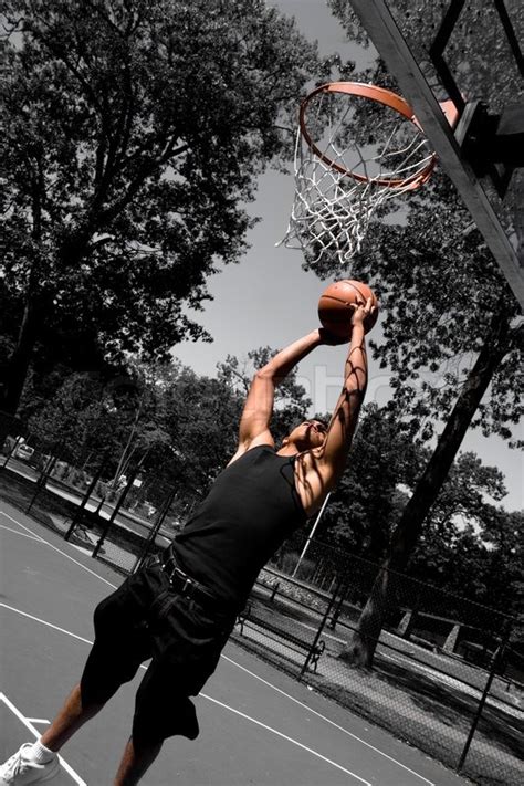 En Ung Mand Køre Til Basketball Hoop Stock Foto Colourbox