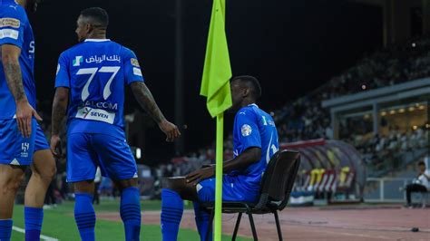عكس الاتحاد الهلال ينجو من طعنات سعود عبد الحميد
