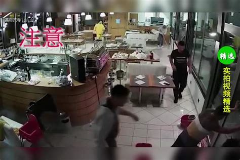 店员准备下班，突然发现门外情况不对，监控拍下这一幕监控情况
