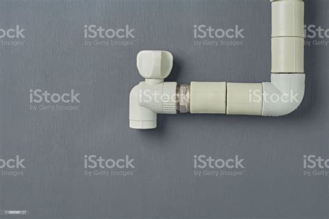 폴리 프로필렌 물 파이프 라인과 난방 라디에이터 수도꼭지는 작업장에서 어두운 콘크리트 책상에 놓여있다 텍스트의 공백입니다 맨 위 보기 가정 생활에 대한 스톡 사진 및 기타