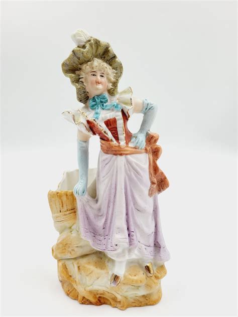 Stara porcelanowa biskwitowa figurka z wazonem Ryczówek OLX pl