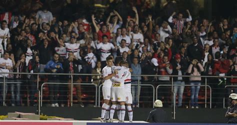 Elenco Destaca Raça Da Equipe E Apoio Da Torcida Spfc