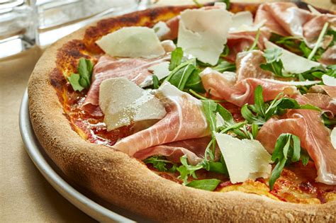 나무 배경에 Prosciutto 디 파르마 아루굴라와 파르메산 맛있는 피자 이탈리아 전통 요리 맛있게 가까이에 있습니다 음식 배경 0명에 대한 스톡 사진 및 기타 이미지