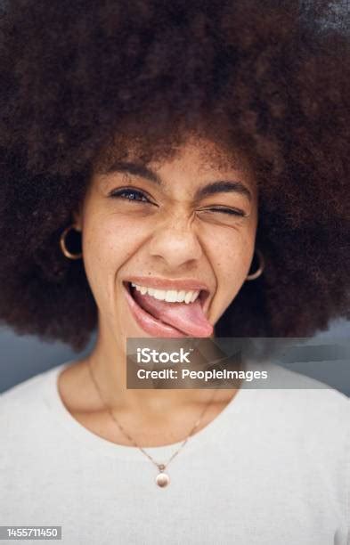 재미 있고 흑인 여성이며 행복하고 미소 지으며 행복 어리 석음과 농담으로 만족합니다 아프리카 계 미국인 여성 어린 소녀 행복을위한 아프리카 유머와 재미로 미쳤고 긍정적입니다