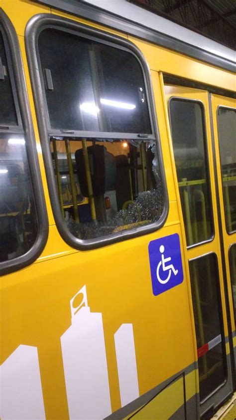 Passageiro Fica Ferido Após Criminosos Jogarem Pedras Contra ônibus Do