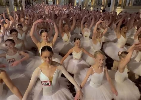 353 Ballerinas Stay On Their Toes To Break World Record In New York