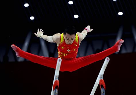全国体操锦标赛：邹敬园男子双杠夺冠四川队选手比赛