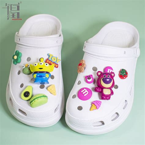 ของเล่นชุดตุ๊กตาการ์ตูน Crocs Jibbitz เสน่ห์หมี Lotso Bzz Lightyear
