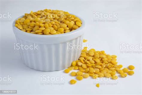 생생하고 신선한 노란색 렌즈 콩 작은 흰색 라메킨 건강하고 맛있는 야채 0명에 대한 스톡 사진 및 기타 이미지 0명 건강한