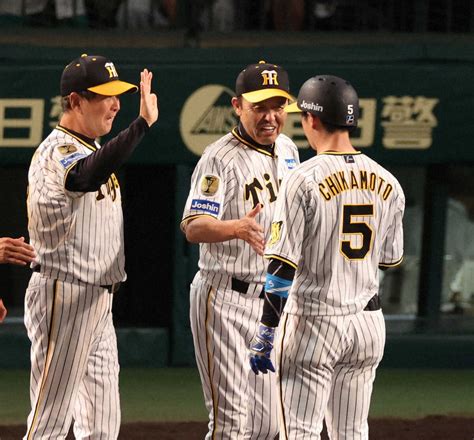 ＜神・ヤ＞ サヨナラ打の近本（右）と握手をかわす阪神・岡田監督（撮影・大森 寛明） ― スポニチ Sponichi Annex 野球