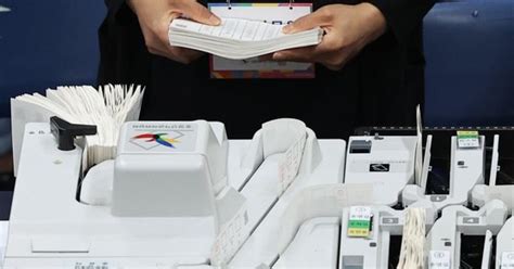 현수막 불타고 기표 안 된 투표용지 발견투표소 곳곳 소란