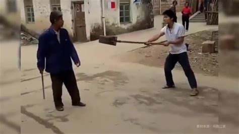 父子俩发生冲突，儿子拿着铁锹指着父亲的脸，还对着父亲泼粪水