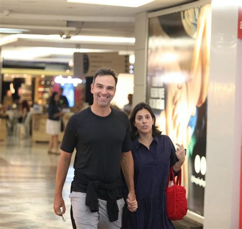 Após o fim do BBB 23 Tadeu Schmidt curte passeio a esposa no shopping
