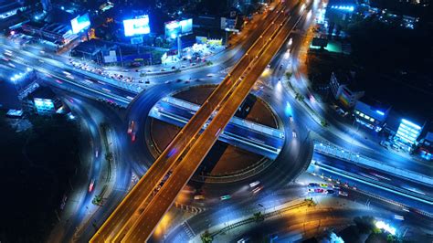 鳥瞰圖路迴旋處在 Thailandbeautiful 街市中心 城市景觀 頂視圖的城市很多高速公路的車背景鳥瞰城市景觀 照片檔及更多 亞洲