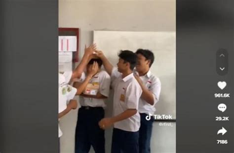 Siswa Patungan Beli Sepatu Baru Untuk Teman Sekelas Netizen Terharu