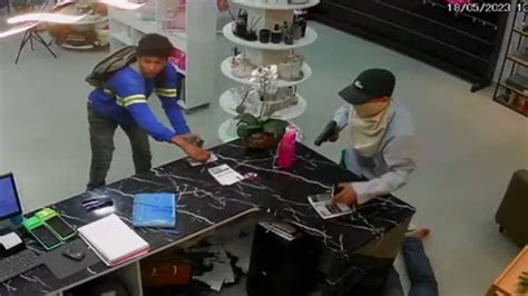 Câmera de segurança flagra assalto em loja de celulares em Itabela FURO31