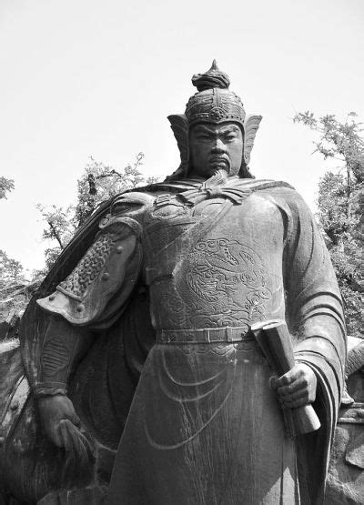 黄鹤楼岳飞雕塑穿龙袍 景区解释他被追封为鄂王 武汉 新闻中心 长江网 cjn cn