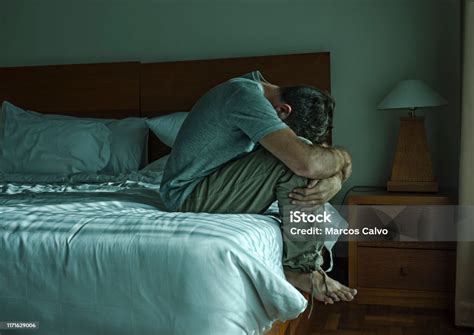매력적인 우울 하 고 화가 남자 에 홈 침실 3040대 잘생긴 남자의 극적인 라이프스타일 초상화가 침대에 앉아 걱정과 절망적인