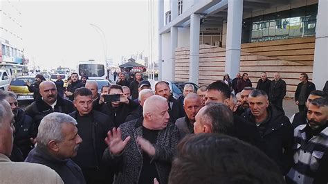 Zonguldak Belediyesi önünde gergin dakikalar Trafik kilitlendi