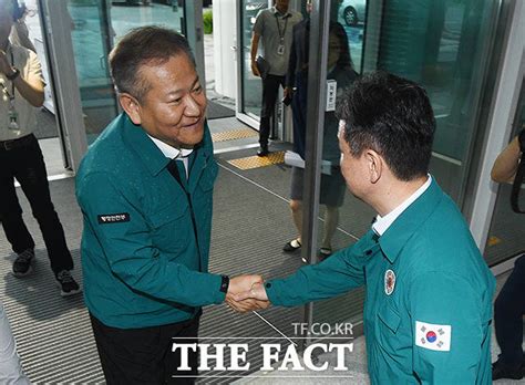 담담한 모습으로 세종청사 복귀한 이상민 장관 Tf포착 포토 기사 더팩트