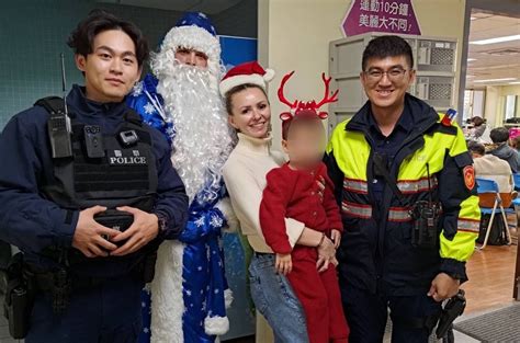 老外最佳聖誕禮物｜警扮聖誔老公公尋獲失物