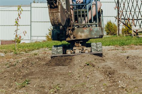 굴삭기 기계 부품 건설에 대 한 굴착기 노란 모래 토양이있는 건설 현장에서 추적 된 바퀴를 닫습니다 강철에 대한 스톡 사진 및 기타 이미지 Istock