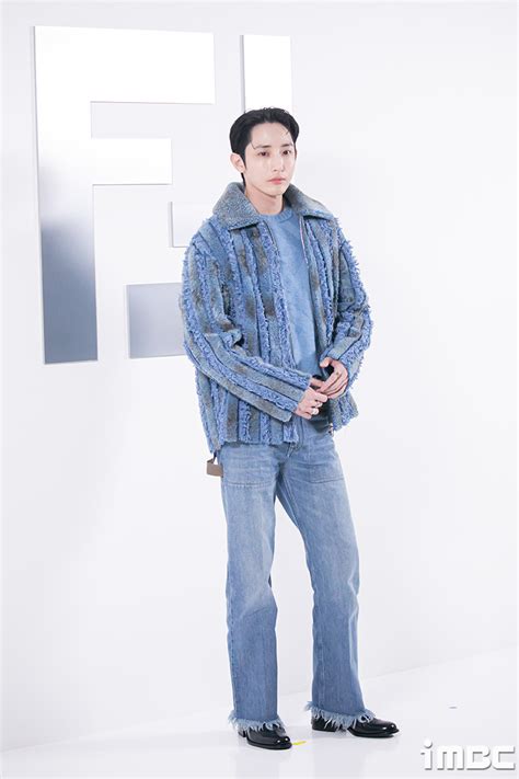 포토 이수혁 모델 출신의 여유