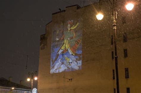 В Петербурге фасады домов к Новому году украсили проекциями детских