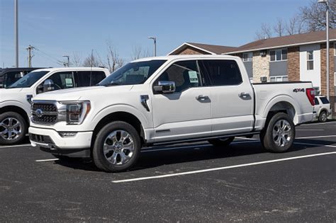포드 F150 대리점에 표시 포드 F150은 Xl Xlt 라리아트 킹 랜치 플래티넘 및 리미티드 모델에서 사용할 수 있습니다 Ford Motor Company에 대한 스톡