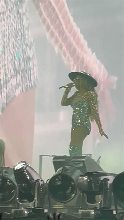 Beyonc Access On Twitter Beyonc Est Usando Um Novo Figurino Para