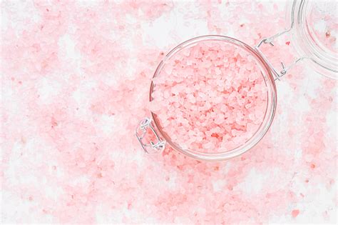 분홍색 목욕 소금 배경에 유리 항아리에 핑크 향기 목욕 소금 스파 스킨케어 컨셉 상단 보기 복사 간격 선택적 초점 각질제거에 대한 스톡 사진 및 기타 이미지 Istock
