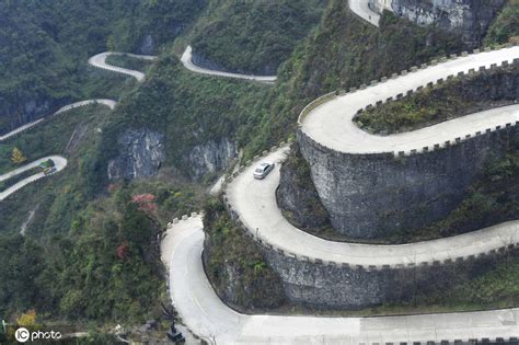 张家界天门盘山公路99道弯 似玉带环绕直冲云霄 搜狐大视野 搜狐新闻