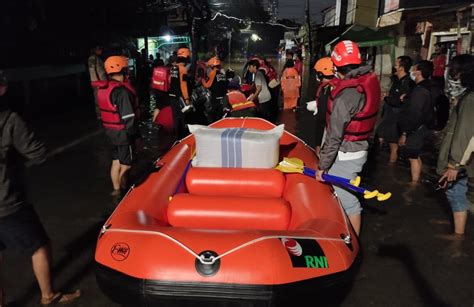 Respon Cepat Bencana Banjir Jabodetabek RNI Serahkan Bantuan Perahu