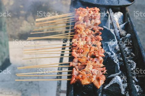 사람들이 그릴 빨간 불에 캄빙 이나 염소 사테이 사테 를 사테 갈색에 대한 스톡 사진 및 기타 이미지 갈색 고기 구이 Istock