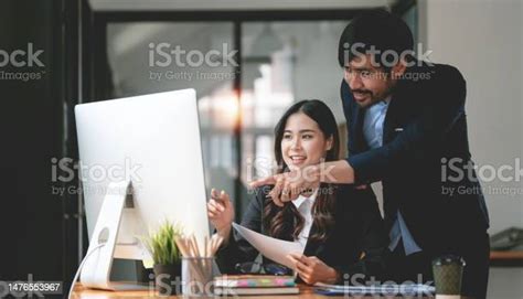 프로젝트에서 함께 일합니다 컴퓨터에서 일하는 두 명의 젊은 비즈니스 동료 복사 공간 2명에 대한 스톡 사진 및 기타 이미지