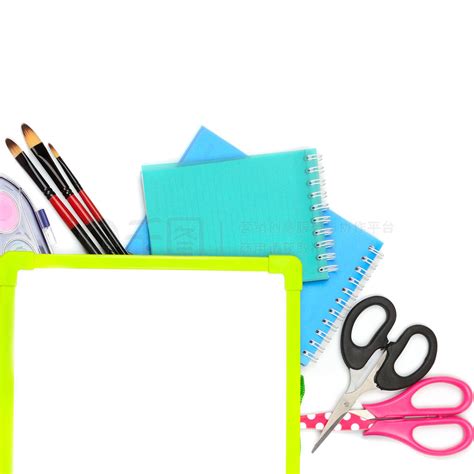 白色高清图片 一套在白色背景下隔离的学校和办公用品。概念：回到学校。放置您的文本的位置。 产品实拍免费下载格式3232像素编号70117302 千图网