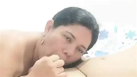 我的女友是一个顺从的婊子，她喜欢肛交、深喉、潮吹和穿着白色内衣和素人面部射精 Xhamster