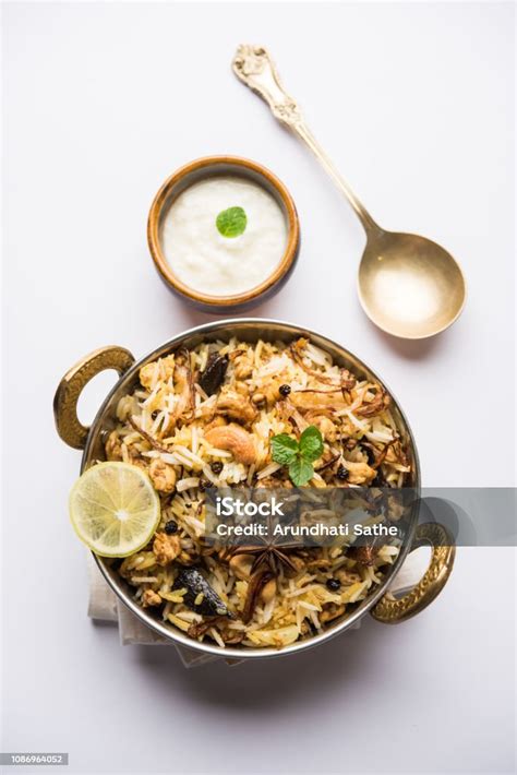 Keema 또는 Kheema Biryani향기와 매운 다진된 양고기 또는 염소 나 닭 요리 Basmati 쌀과 향기로운 향미료의 범위에 두 부와 Karahi에서 제공 됩니다