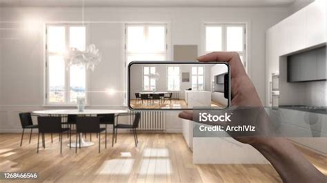 핸드 홀딩 스마트 폰 Ar 응용 프로그램 실제 가정에서 가구 및 인테리어 디자인 제품을 시뮬레이션 건축가 디자이너 개념 흐림 배경 현대 흰색과 회색 부엌 가구에 대한 스톡