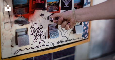 화이트 보드에 그림을 그리는 사람 사진 Unsplash의 무료 사람 이미지