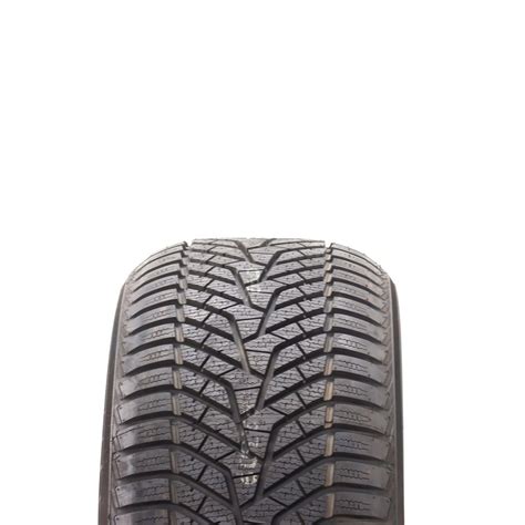New N 235 55R18 Yokohama BluEarth Winter V905 100V Utires