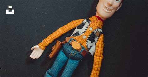 파란색과 갈색 격자 무늬 드레스 셔츠 액션 피규어에 남자 사진 Unsplash의 무료 인형 이미지